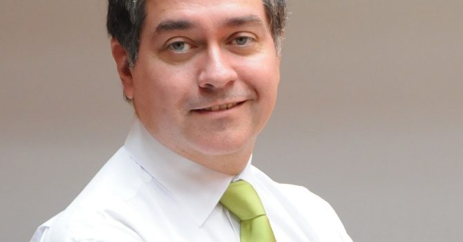 [Video] El fail que vivió Iván Valenzuela en el primer debate presidencial